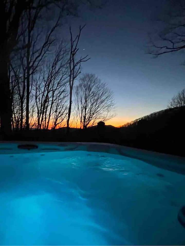 Hatley Pointe Mtn. Cabin, Near Asheville, Hot Tub - North Carolina