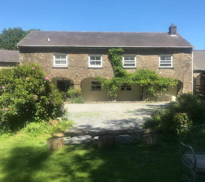 The Mews, Talley, Nr Llandeilo (First Floor Apt) - Lampeter