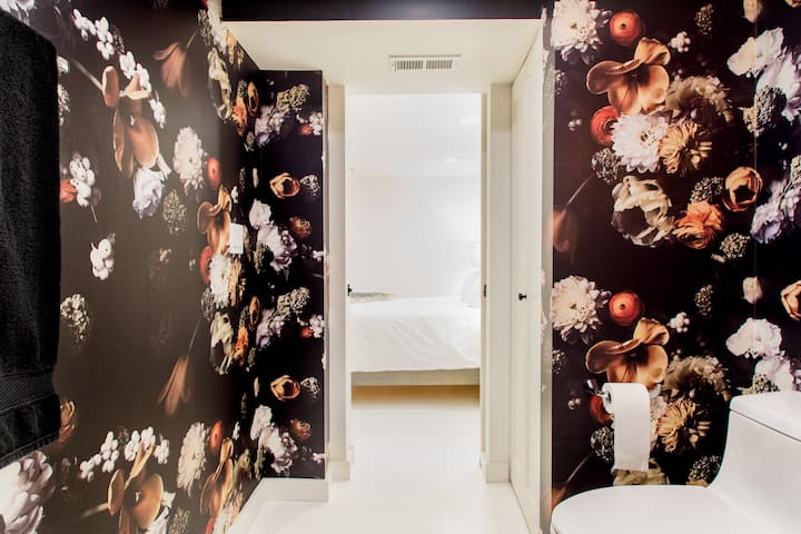 Designer Openplan 2 Bed, Soaker Tub, Covered Patio - シアトル