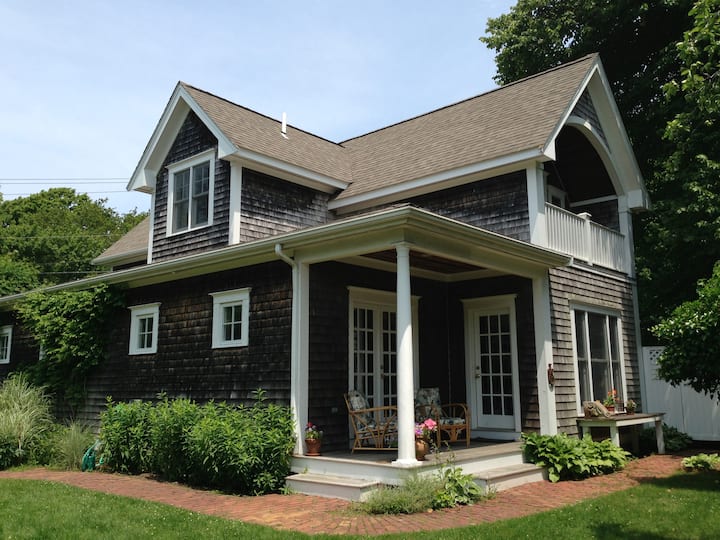 Edgartown Trumpet Vine Cottage: Walk To Everything - Edgartown, MA