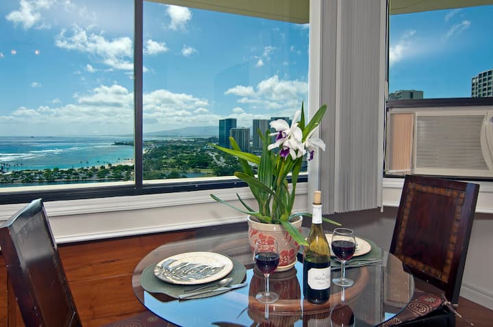 Panoramic Ocean Views - Full Kitchen- Free Parking - Honolulu, HI