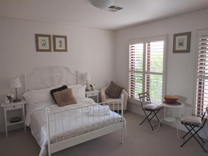 Katrina & Daphne's Elegant Guest Suite - North Shore