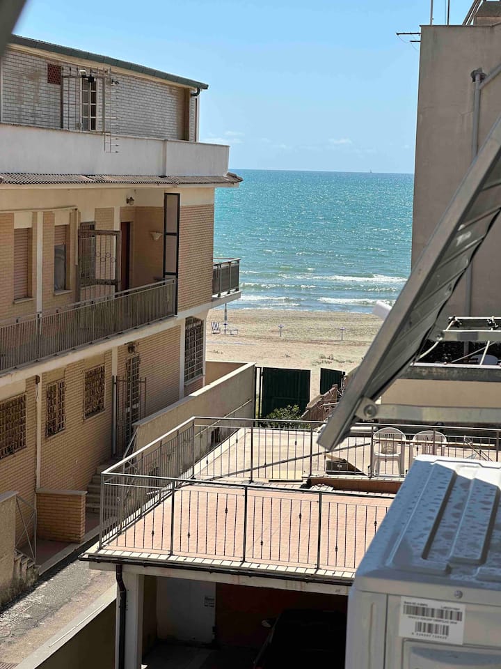 Con Accesso Privato In Spiaggia - Pomezia