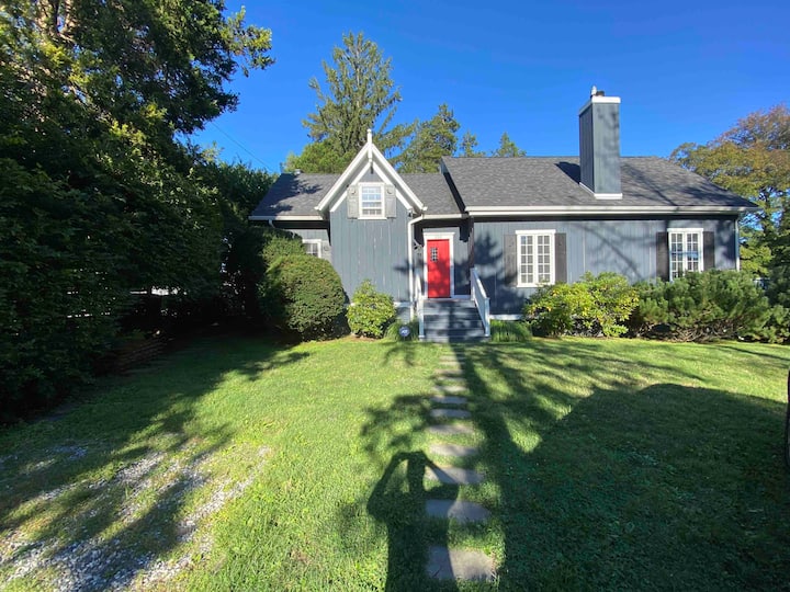 Red Door Cottage On A Green Half Acre - Stamford, CT