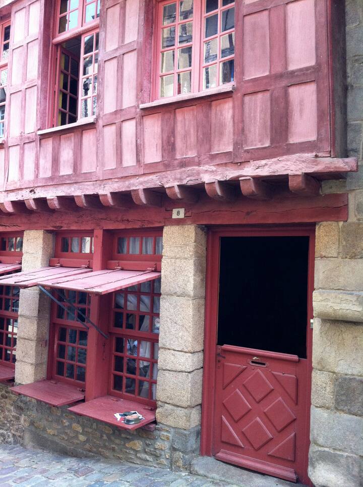 Jolie Chambre Dans Maison Médiévale - Dinan
