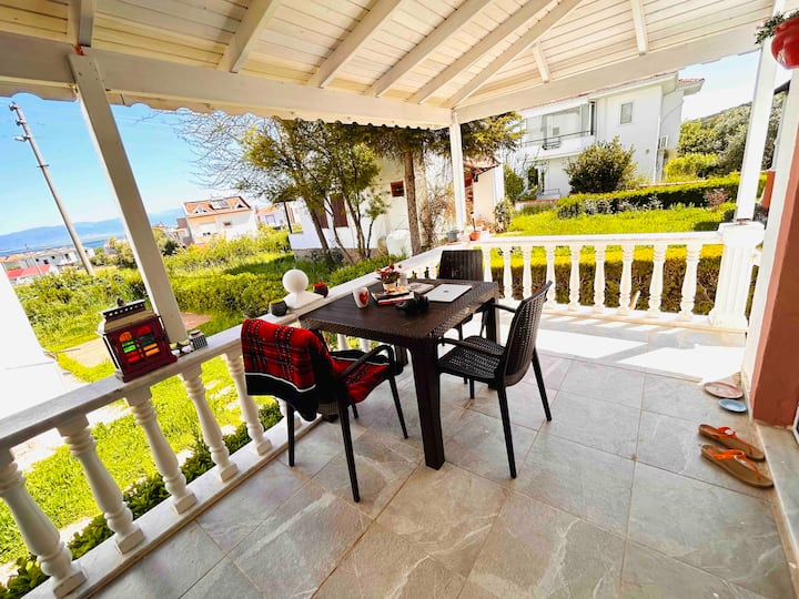 Cunda’da Plaja 150 M, Tamamı Kiralık Bahçeli Villa - Ayvalık