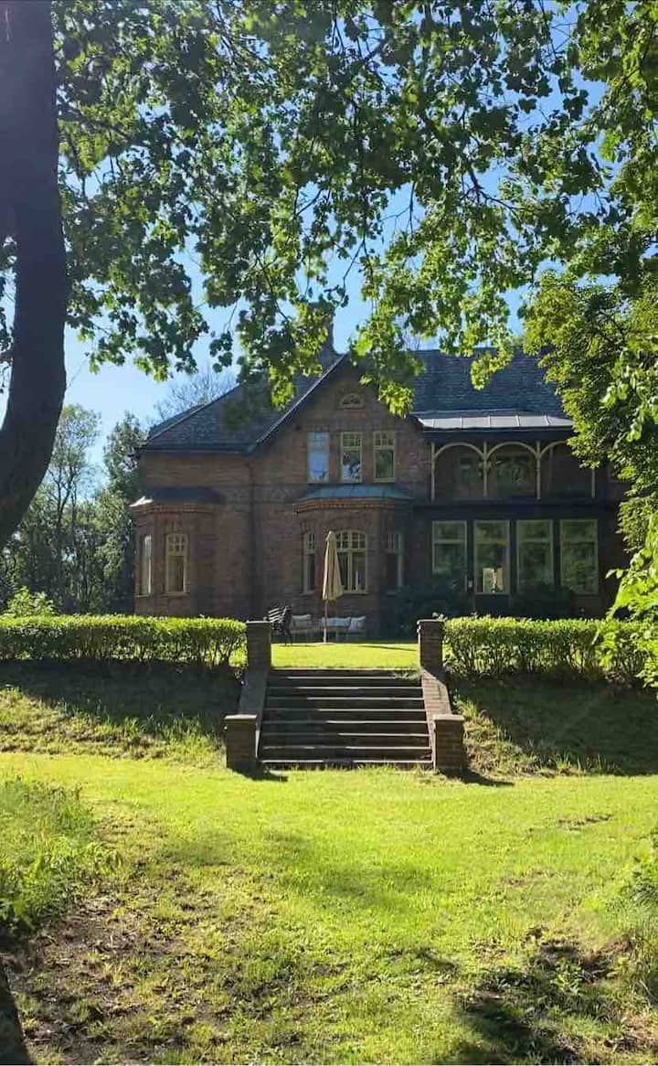 Slottsvilla I Sagolik Park - Sweden