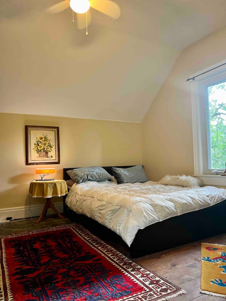 Larger Room In Uptown Farm House - Kitchener