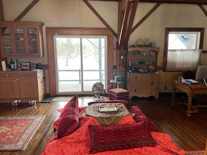 King Bedroom Suite In Historic Old Mill - Georgina