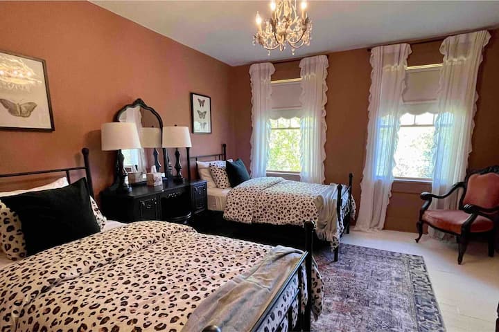 Adorable Bedroom With 2 Single Beds At A B&b - Creemore