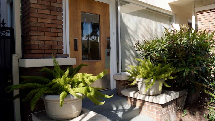 One Block From Ocean And Downtown - Long Beach, CA