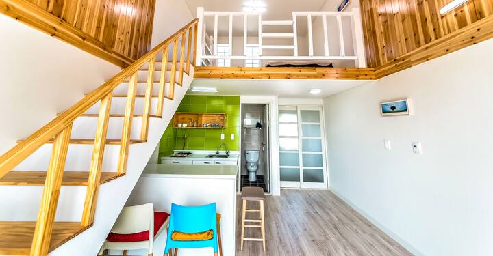 "달토끼펜션"-복층형 / 세화해변 / 월정리 부근/ 편안한 펜션/낭만가득/ *단독펜션* - Jeju