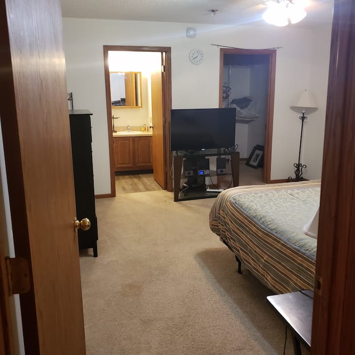 Modern Downtown Apartment Near Shops And Hospital - Bismarck, ND