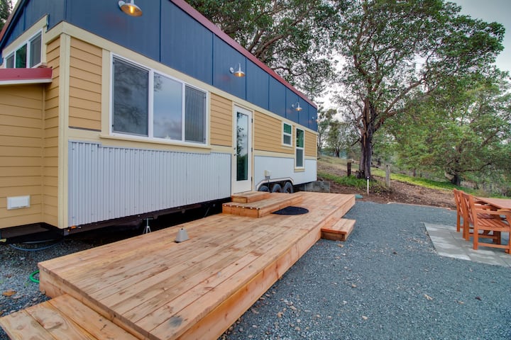 Broken Chair Ranch Tiny Home - DANCIN Vineyards, Medford