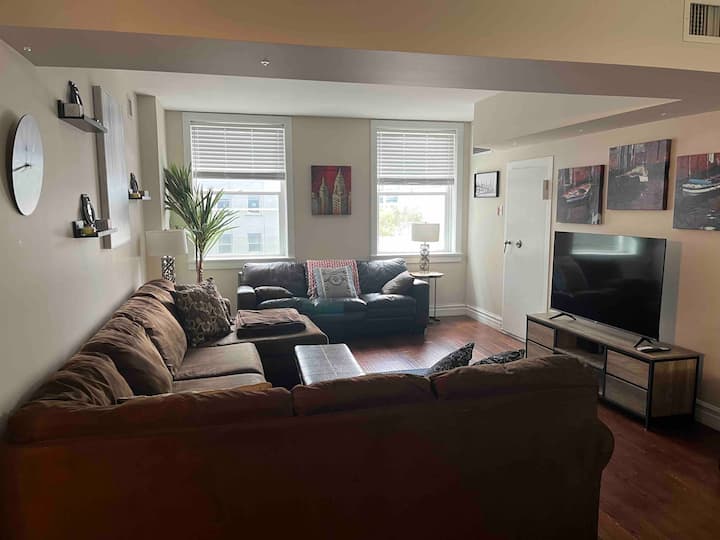 Stylish & Inviting Downtown Condo - Regina