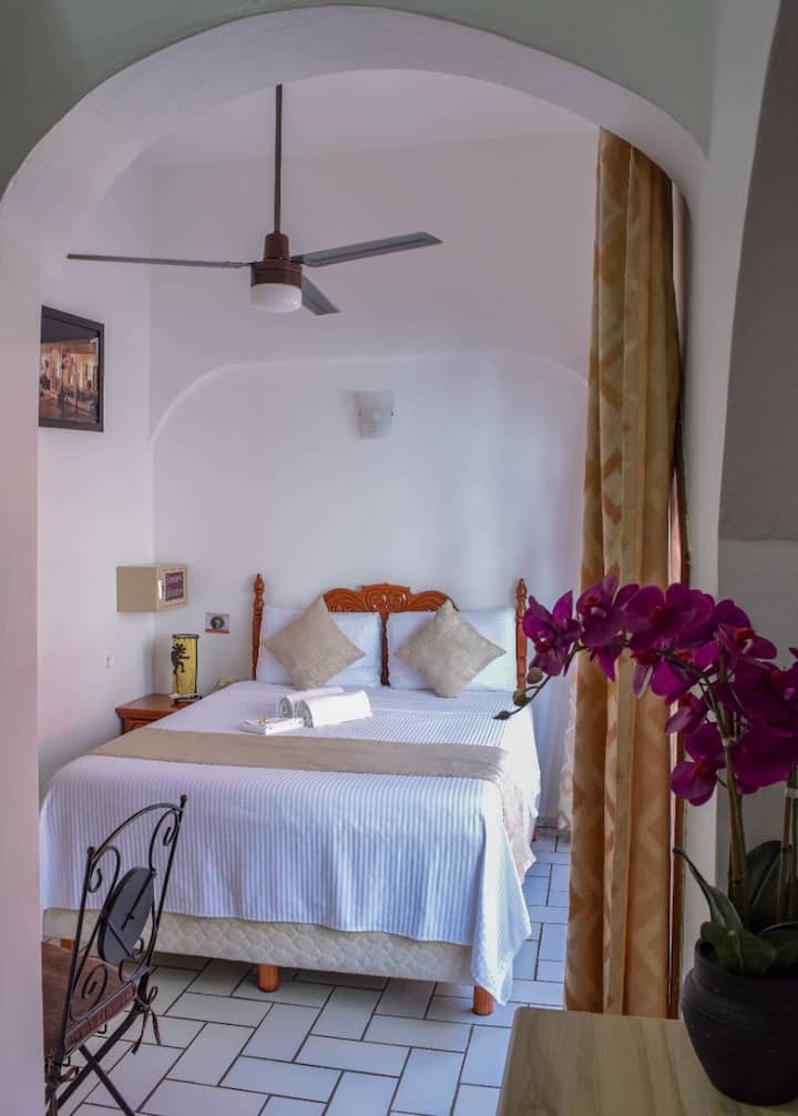Hab. 102 Con Balcón - Hotel Bucaneros - Queen Bed - Isla Mujeres