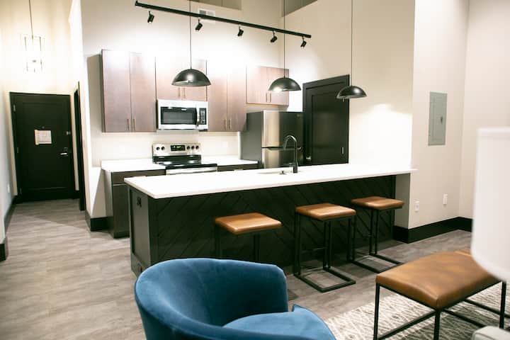 One Bedroom King Suite With Kitchen, The Bee Hotel - Danville, VA
