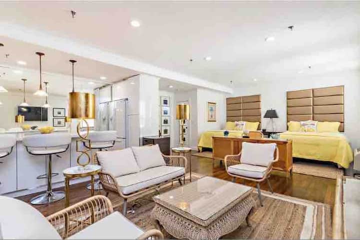 Palm Beach Luxury 2q Beds Pool Beach - Palm Beach, FL