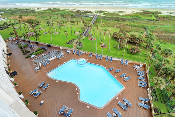 Condo Right On The Beach! Heated Pool In Winter! - Texas City, TX