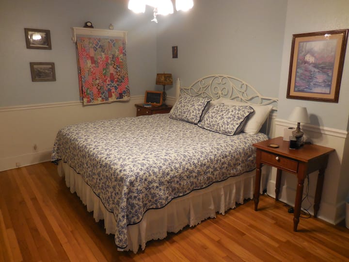 Blue Room At Newhouse Family Inn - New Castle, IN