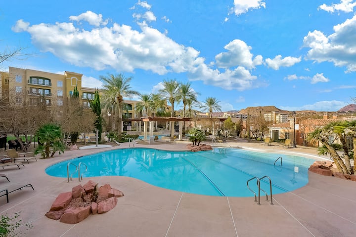 Angled Lake & Village View Retreat, Lake Las Vegas - Henderson, NV
