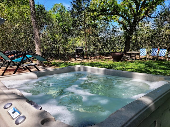 Hot Tub *Private Cabin* 5 Min. To College Station - Navasota, TX