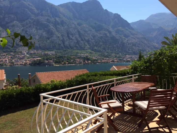 Holiday Home 3 Mins From The Beach, Stunning Views - Kotor