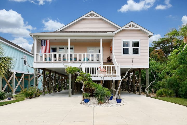 Pink Flamingo - Short 2 Minute Walk To Beach - Oak Island, NC