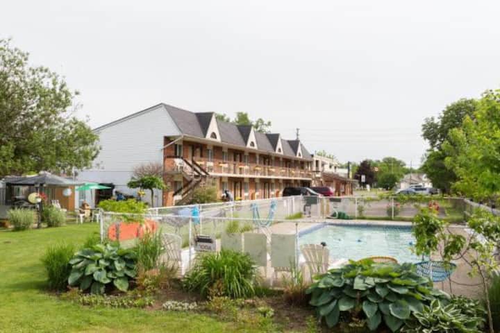 2 Queen Beds Room | Niagara Falls Motor Lodge - Niagara Falls