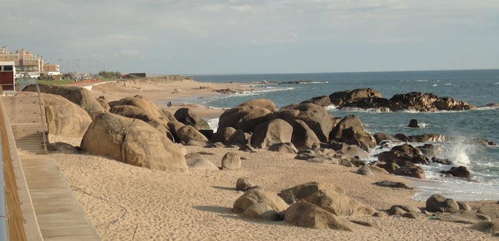 Porto Next To Beach Of Gaia - Canidelo