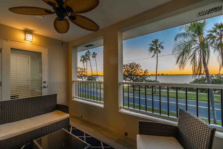 Waterfront Updated Coastal Condo 2 Bed/2 Bath - Clearwater, FL