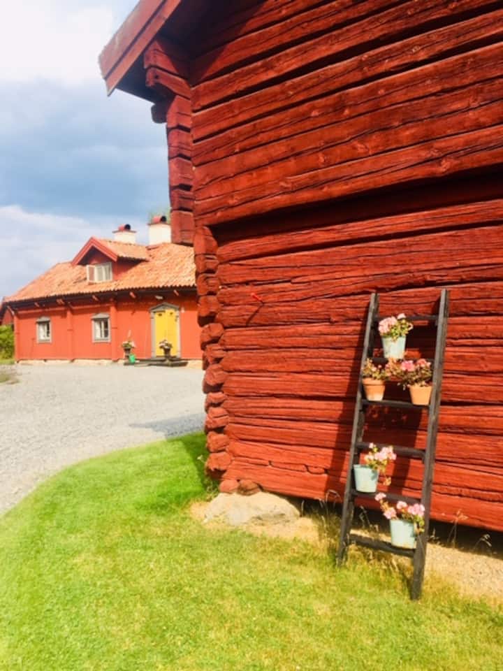 Bo På 1700-talsgård I Hjärtat Av Södermanland - Flen