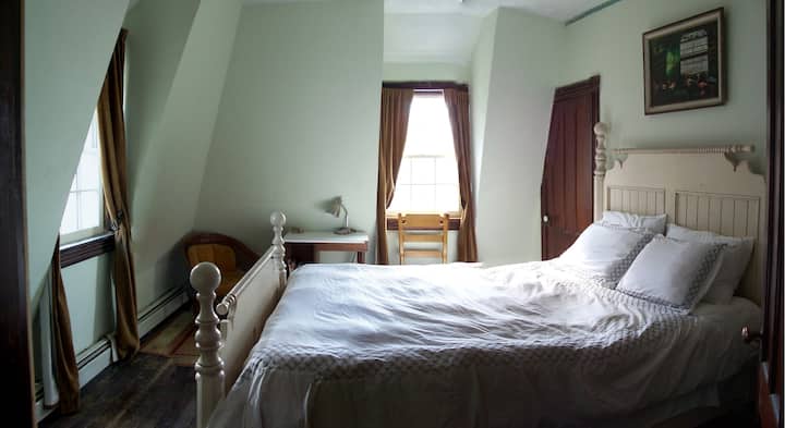 Suminski Innski -Room 8-2 Flights Up/shared Bath - Saugerties, NY
