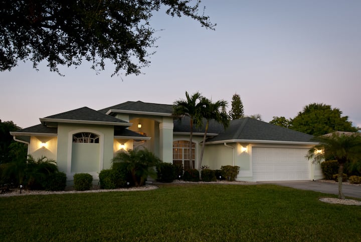 Adagio Villa. Heated Pool, Huge Lanai, Gulf Canal, Kayaks, Bikes, 2 Living Rooms - Fort Myers, FL