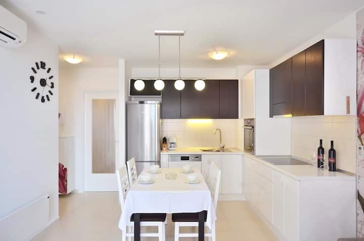 2-br Sea View Apartment & Garage Parking - Split