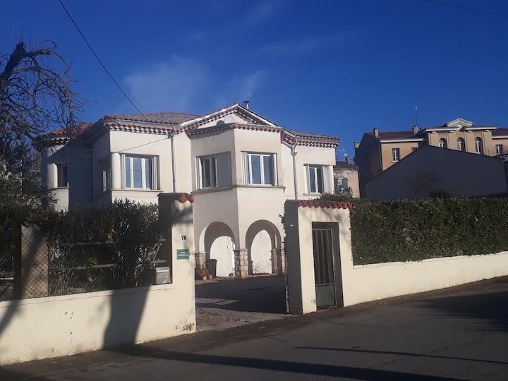 Spacieux F2 Au Centre De Sainte-tulle Sur 1000m²! - Cadarache