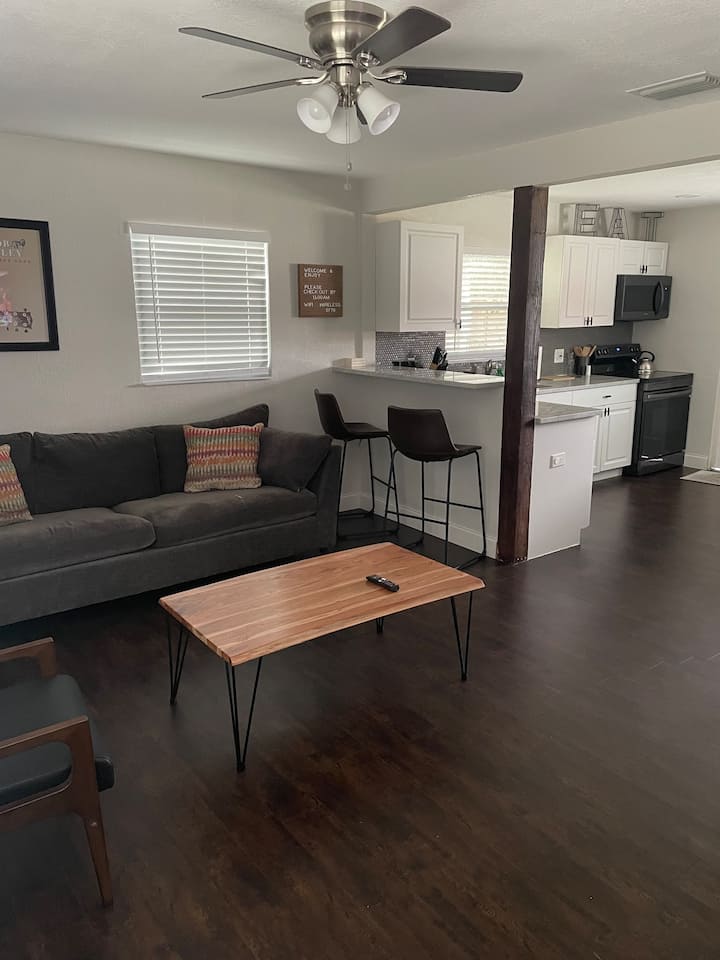 Cozy 2-bedroom Bungalow In Saint Petersburg - St. Petersburg, FL