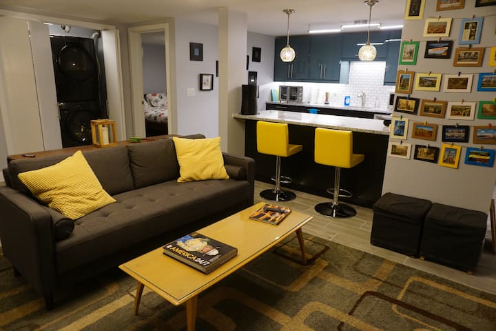 Downtown Retro Retreat - Charlottesville, VA
