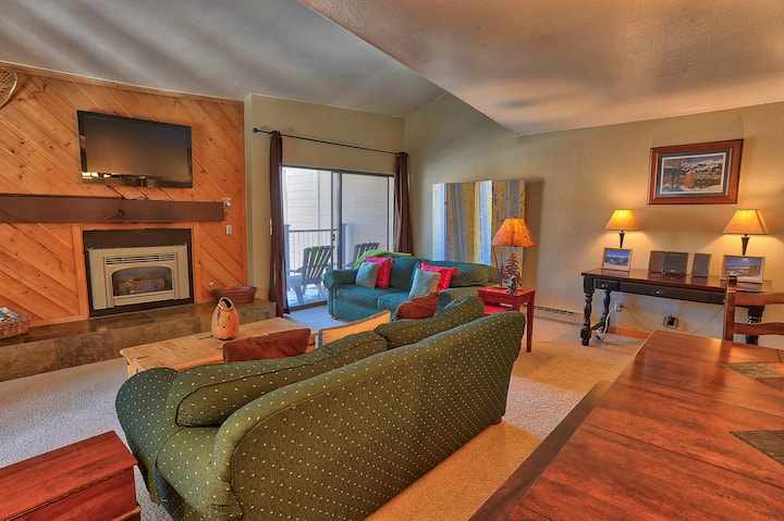 Skier's Paradise, Hot Tub On Site! - Colorado