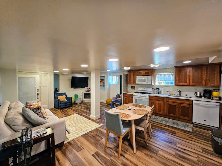 Vibrant Den In Dt Sac - Sacramento, CA