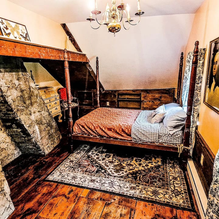 Josiah Keith House 
(Hunter Suite) - Foxborough, MA
