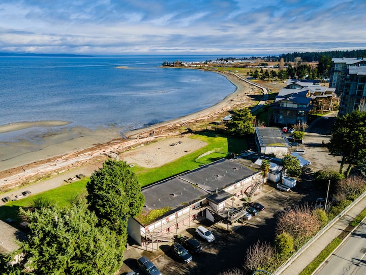 Oceanfront Sunset Studio - Parksville