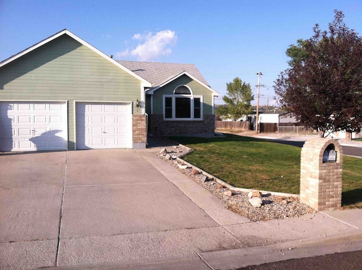 Cozy Ranch For Big Groups - Spacious W/ Fireplace! - Cheyenne, WY