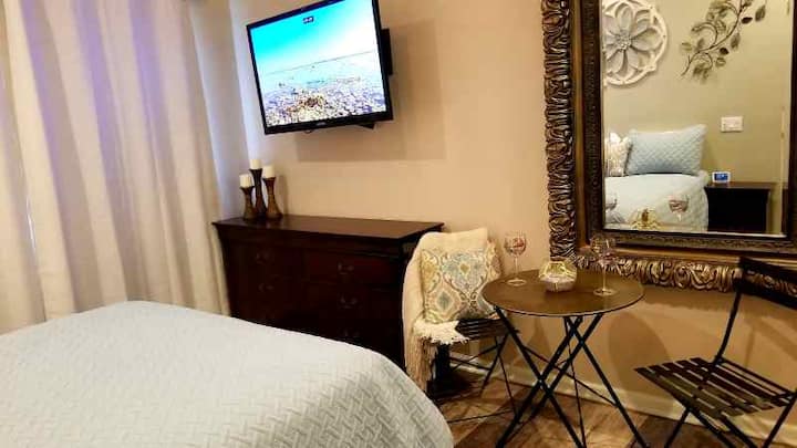 Location, Location , Location: Gorgeous, Clean, Private Casita W/patio - Palm Desert, CA