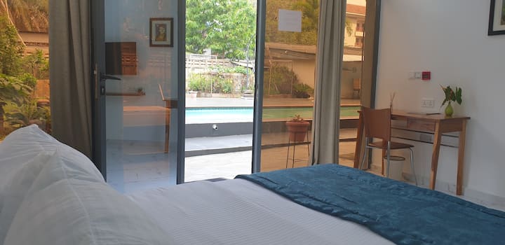 Delux Double Rm 5 Pool View Wine Lounge Guesthouse - Lagos, Nigeria