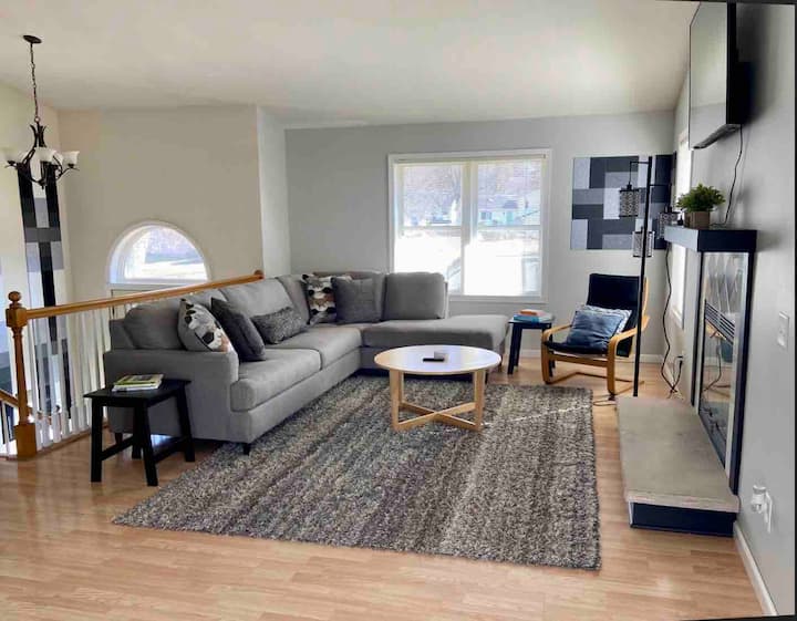3 Bedroom House Near Alliant Center & Downtown - Madison, WI