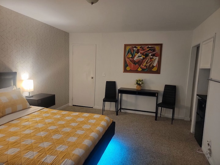Floating Bed, Carpet, Shared Bathroom, Balcony - Napa Valley, CA