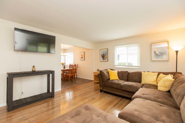 Renovated Cozy Home, Short Walk To Notre Dame - South Bend, IN