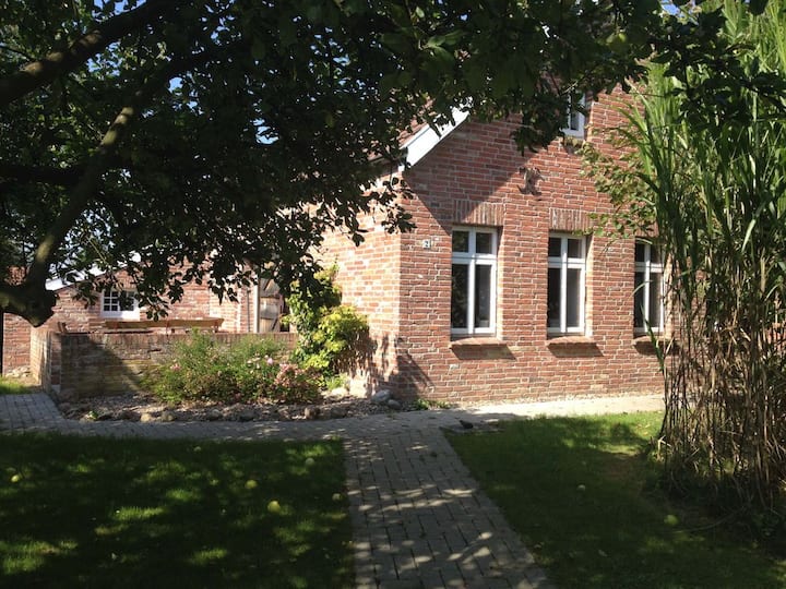 Nordseeurlaub Mit Stil In 200 Jahre Altem Landhaus, 6 Km Vom Meer Entfernt - Neuharlingersiel