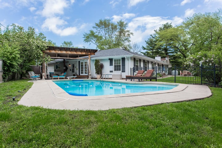 Sweet Glenview Home 4 Bd/2 Bth, Pool & Fenced Yard - Highland Park, IL